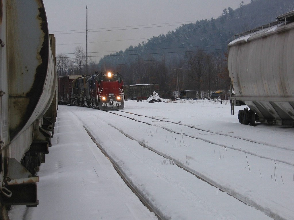 NECR 3840 3843 3849 enter the yard